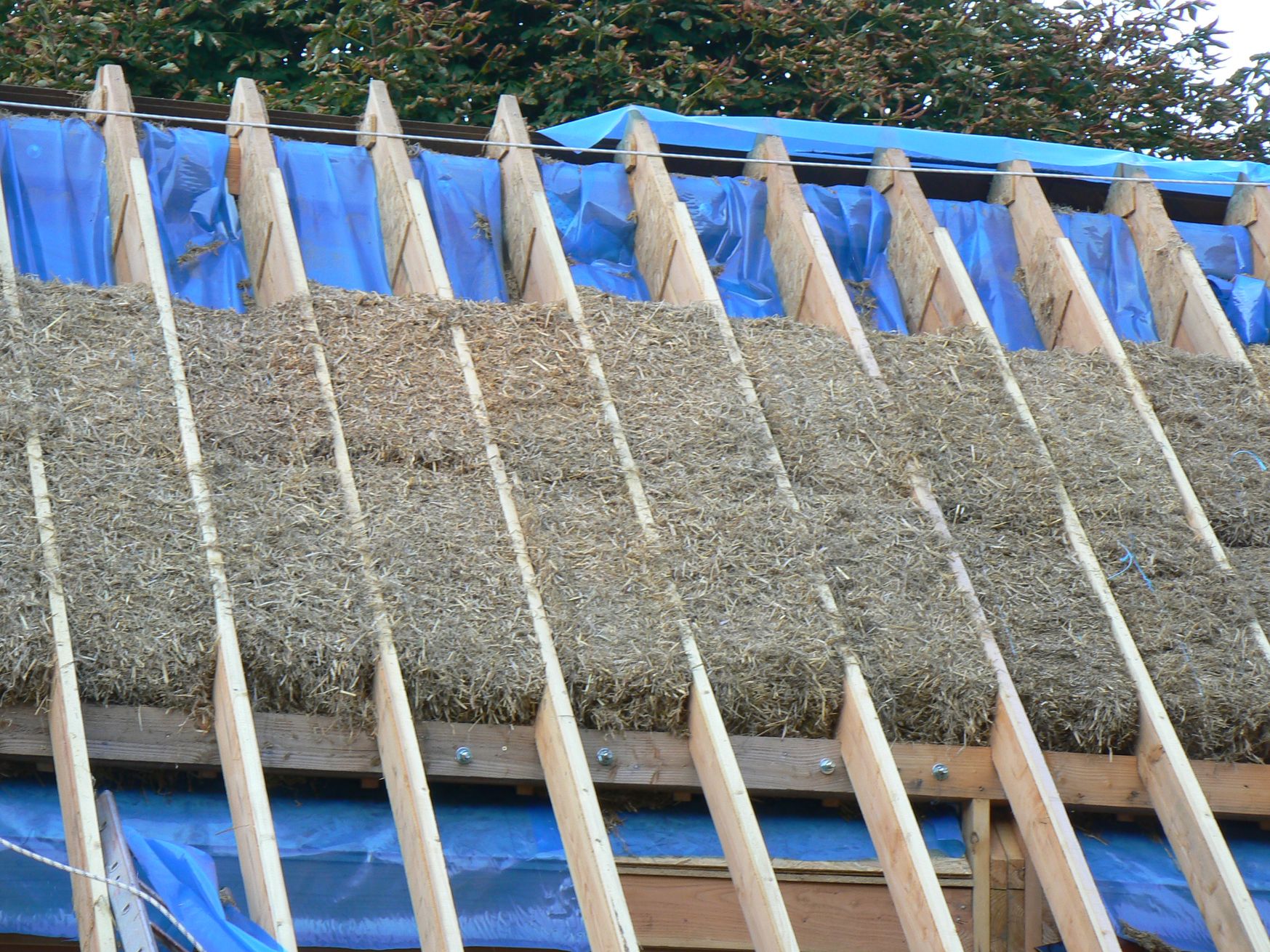Isolation du toit – Autoconstruction écologique d'une maison en paille ...
