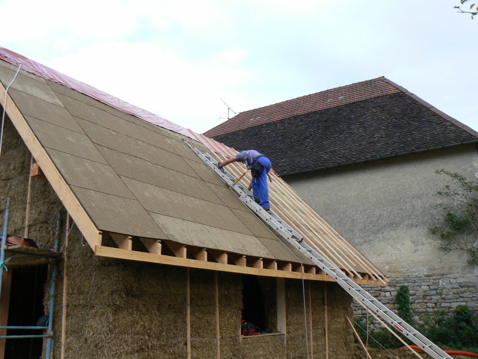 Pose du contre lattage – Autoconstruction écologique d'une maison en ...